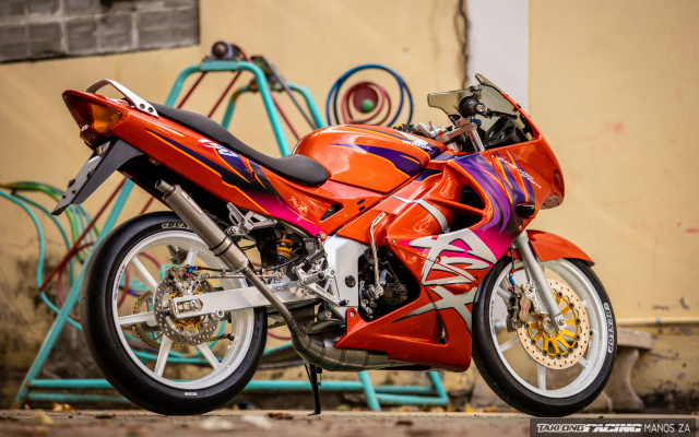 Honda FSX 150 và bộ mâm thuộc về giải đua Moto3 2 thì thời đại cũ ...