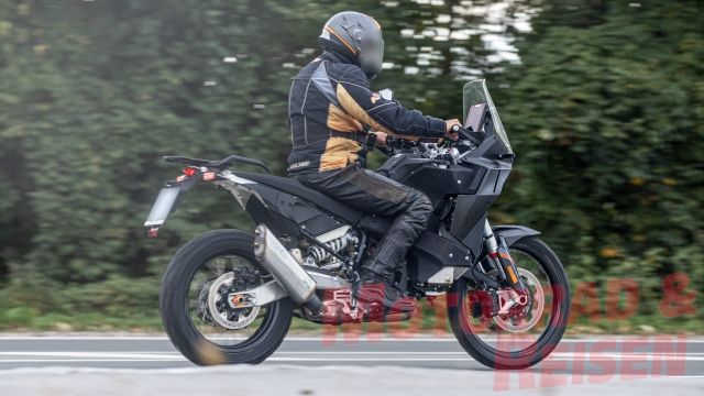 KTM 990 Adventure: Tên cũ trở lại và lần này KTM chơi lớn thật! | 2banh.vn