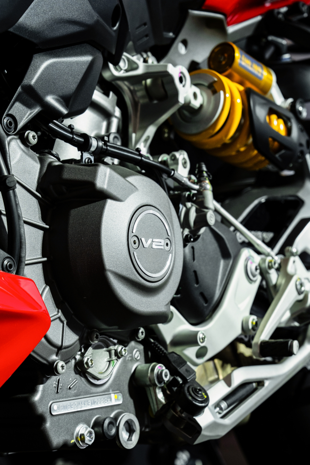 Panigale V2 S và Streetfighter V2 S 2026 ra mắt Việt Nam: 2 cá tính ...